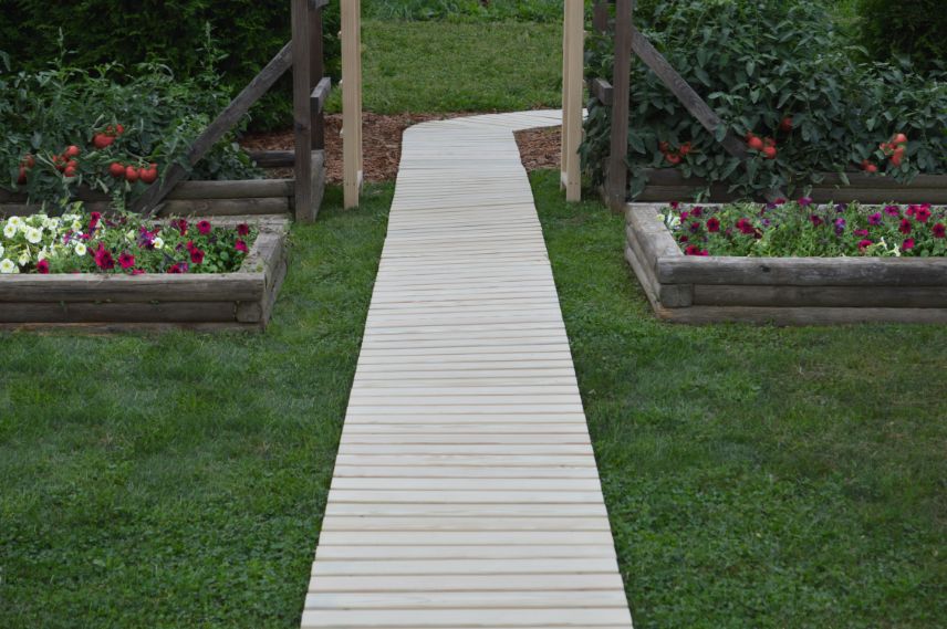 Walkway Corners in Pine Wood – YardEpic